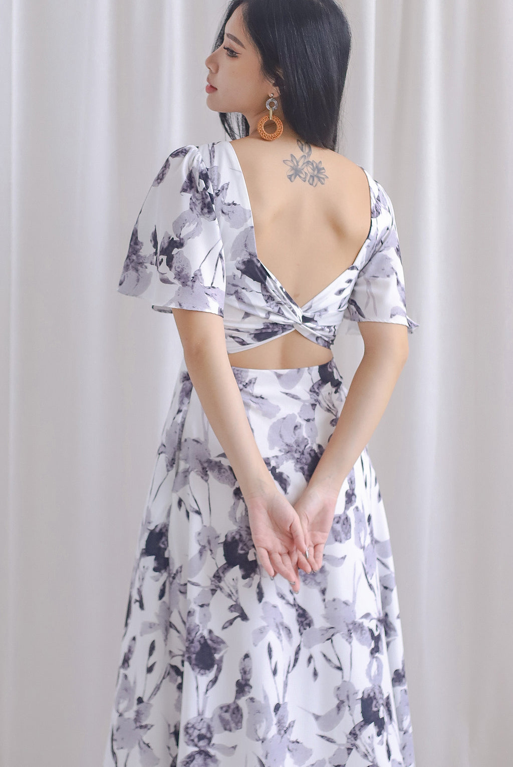 Izzy Leafy Padded Twist Back Midi Dress In Black – The Design Closets