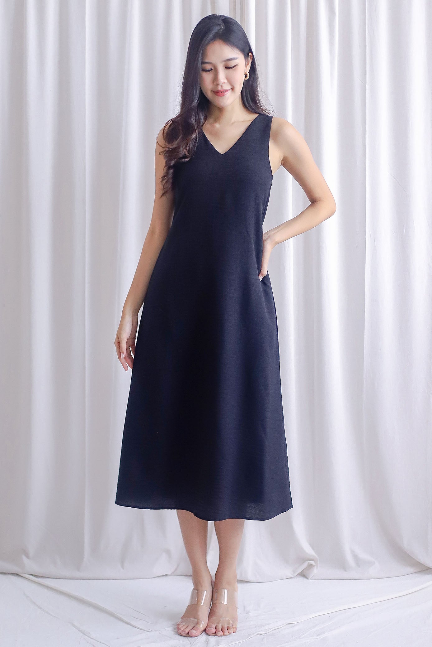 Fern Sleeveless Cut Out Back Maxi Dress In Black – The Design Closets