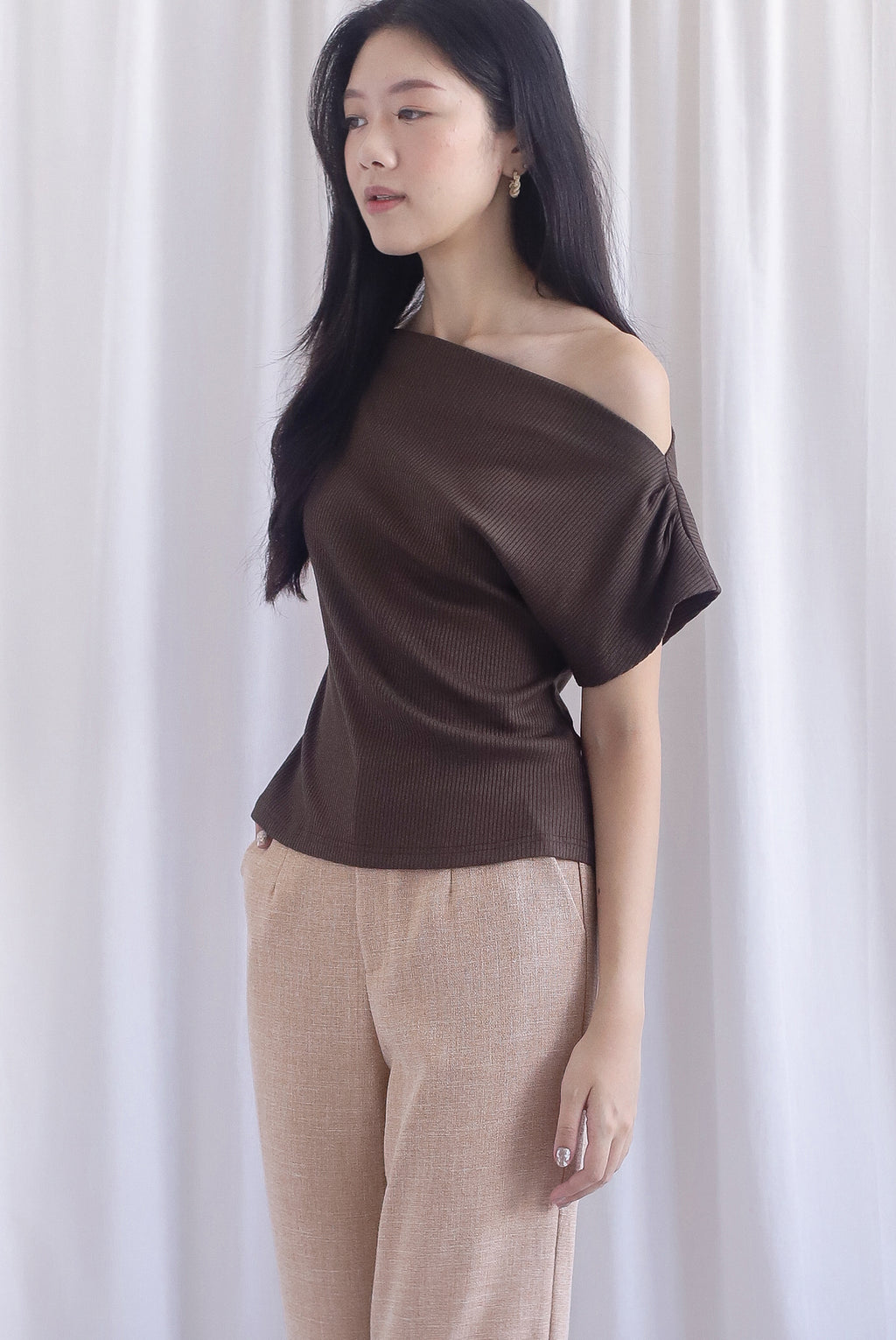 Vega Ribbed Wide Neck Top In Mocha – The Design Closets